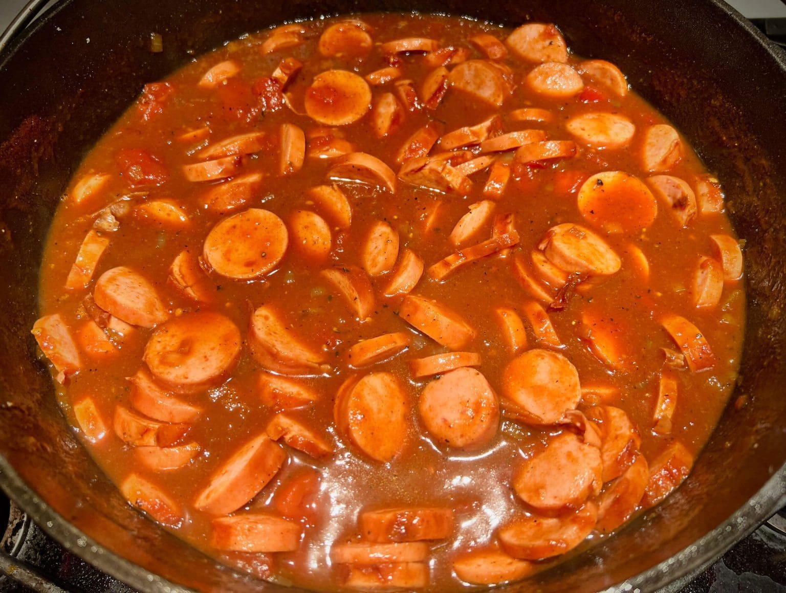 Currywurst mit fruchtig-pikanter Currysauce aus dem Dutch Oven - Big J ...