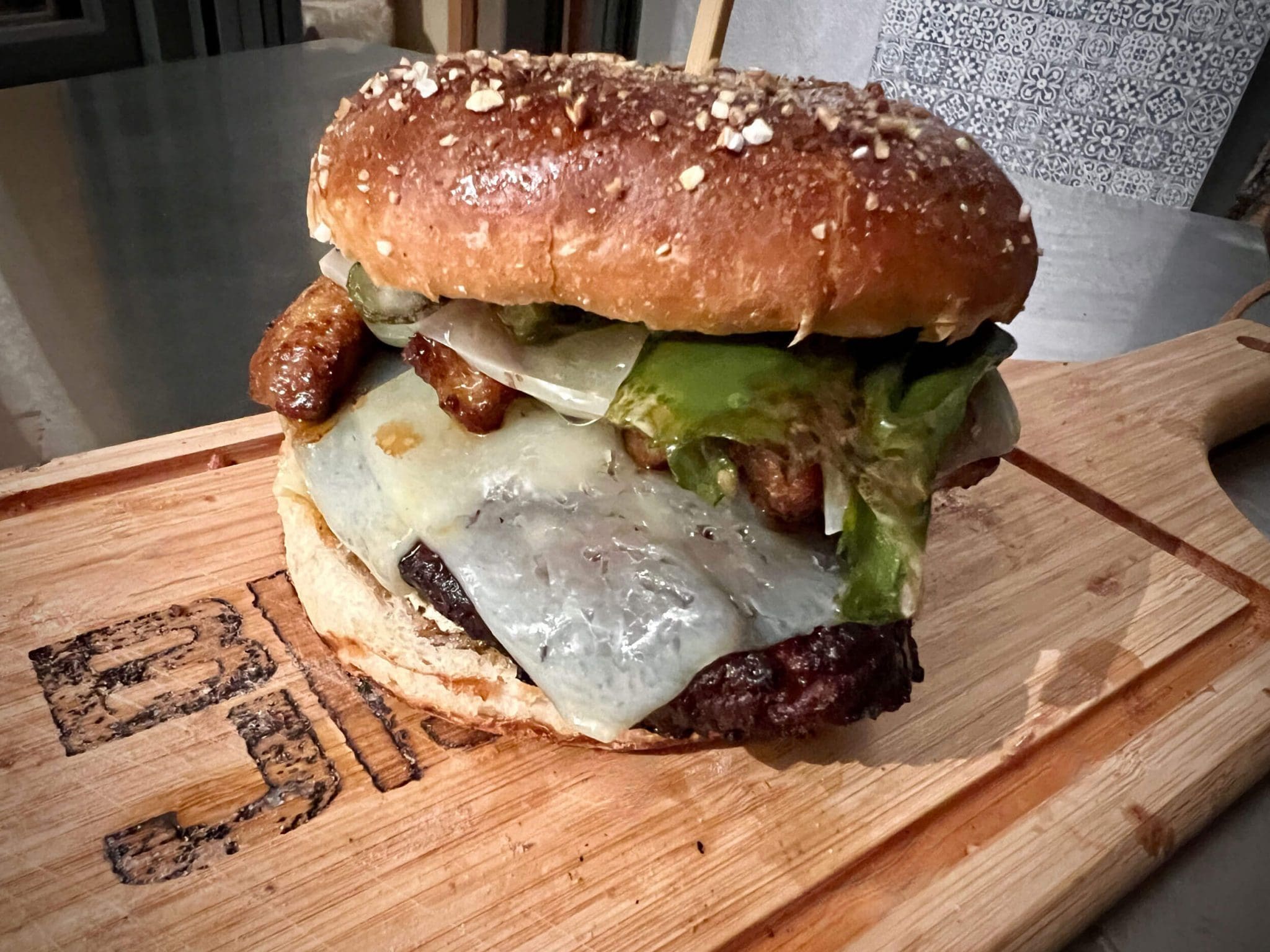 Spanischer Burger mit Chorizo, Pimientos und Manchego - Big J's BBQ